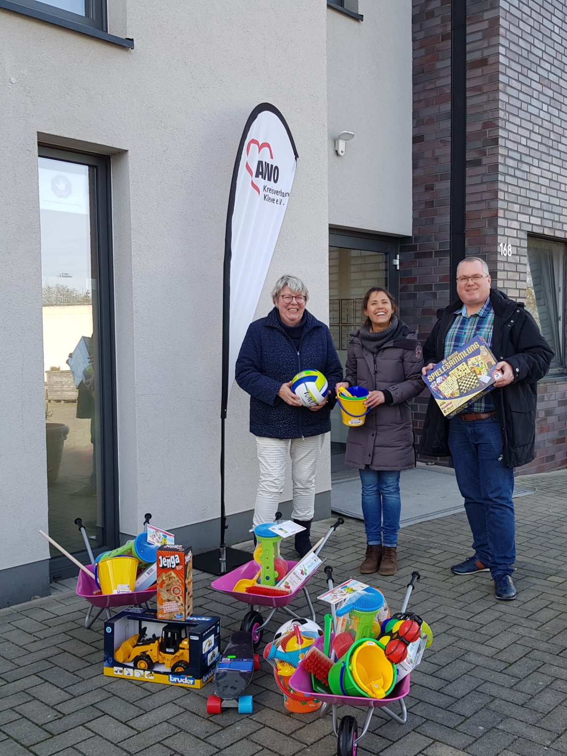 Ortsverein Geldern spendet Spielsachen für Flüchtlingskinder – AWO ...